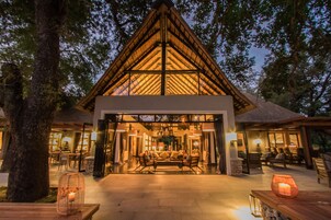 Fachada do alojamento (tarde/noite)