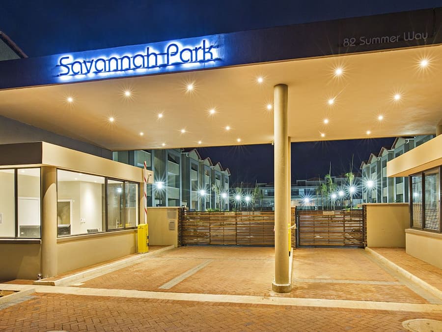 Fachada da propriedade à noite