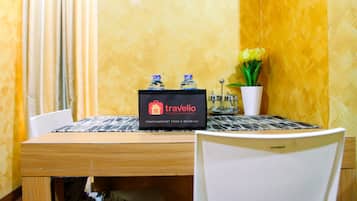 Quarto standard | 2 quartos, escrivaninha, roupa de cama