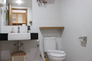 Quarto | Casa de banho | Um polibã, toalhas fornecidas 