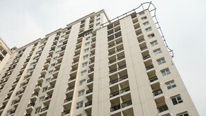 Um edifício alto com várias varandas e janelas.