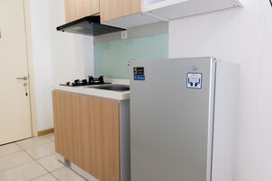 Quarto | Cozinha privada | Um frigorífico, uma placa de cozinha, utensílios de cozinha