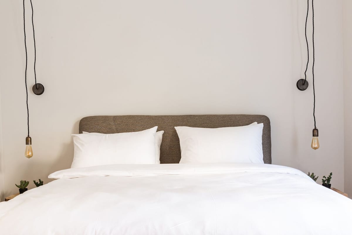 Quarto Duplo Deluxe, 1 cama queen-size | Cofre no quarto, ferro/tábua de engomar, Wi-fi grátis 