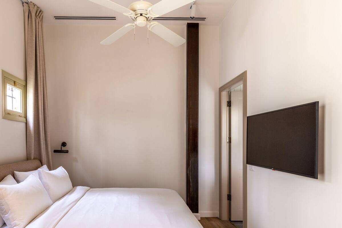 Quarto Duplo Standard, 1 cama queen-size | Cofre no quarto, ferro/tábua de engomar, Wi-fi grátis 