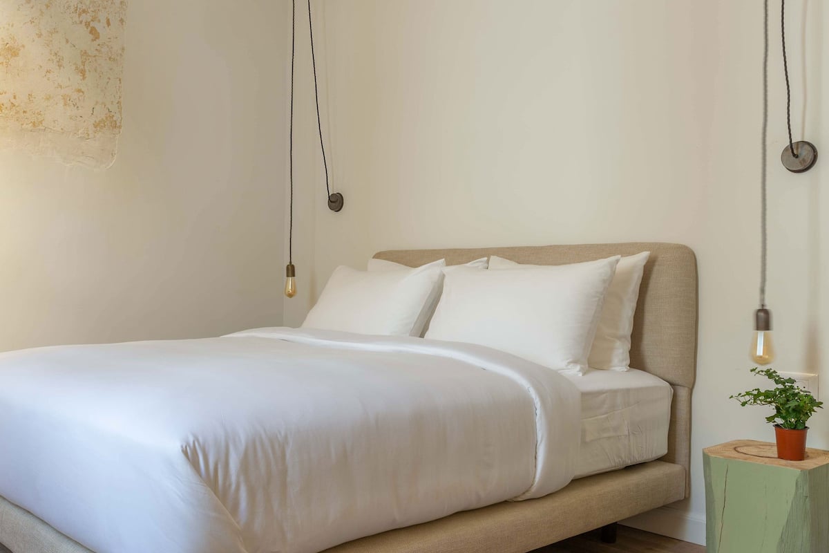 Quarto Duplo Superior, 1 cama queen-size | Cofre no quarto, ferro/tábua de engomar, Wi-fi grátis 