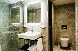 Quarto luxo | Banheiro | Produtos de toalete de grife, secador de cabelo, roupões de banho 