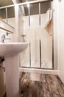 Quarto casal urbano | Banheiro | Chuveiro, produtos de toalete grátis