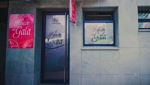 Fachada de edifício com três placas anunciando 'el Rincón de Gala' como albergue, cada uma com um número de contato.