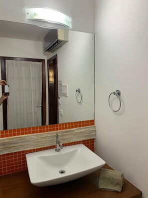 Suite Superior Sol & Lua | Casa de banho | Um polibã, toalhas fornecidas 