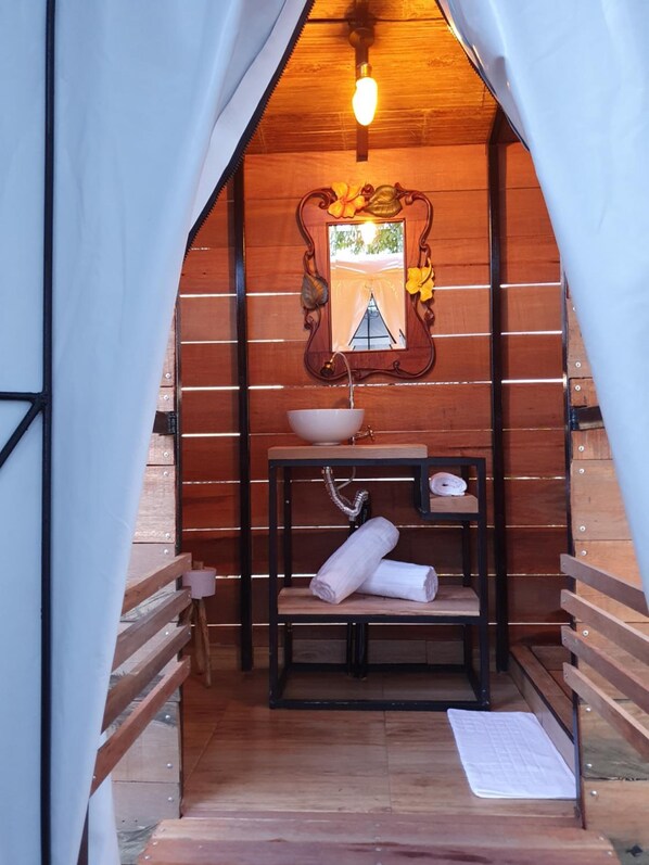 Um polibã, toalhas fornecidas