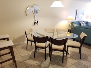 Apartamento em Condomínio Fechado, várias camas, piscina privativa, vista para o oceano | Cozinha privada | Um frigorífico, um micro-ondas, uma placa de cozinha
