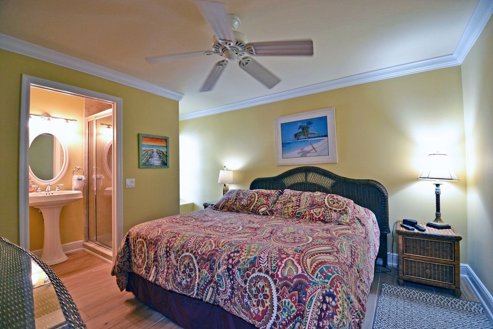 A Few Steps From The Beach With Community Pool - Siesta Key, FL