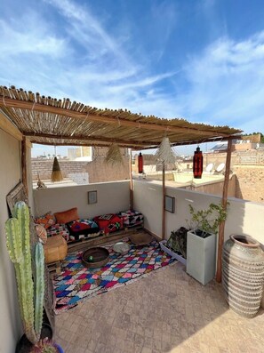 Terraço com espreguiçadeiras