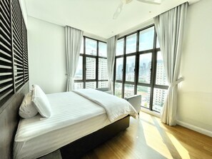 Apartamento luxo, 4 quartos, vista para a cidade | Cofres nos quartos, escrivaninha, cortinas blackout
