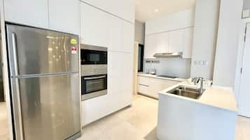 Apartamento Superior, 3 quartos, Vista para a cidade | Cozinha privada | Um frigorífico, um forno, uma placa de cozinha, uma chaleira elétrica