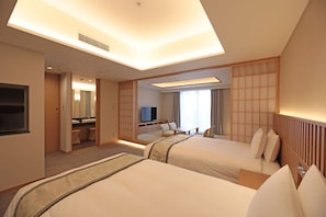 Quarto (Japanese Western Style) | Cofres nos quartos, espaço de trabalho para notebook