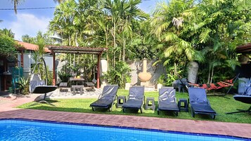 Piscina exterior, da(s) 6:00 à(s) 21:30, guarda-sóis, espreguiçadeiras 