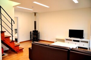 Casa Premium, 3 quartos | Sala de estar | Televisor de ecrã plano de 40 polegadas com canais digitais, televisor 