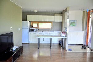 Casa Familiar | Cozinha privada | Um frigorífico, um micro-ondas, uma placa de cozinha 
