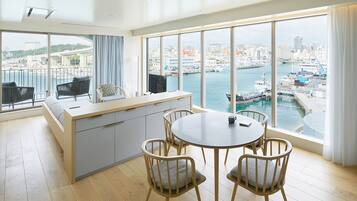 Suíte estúdio club | Área de estar | TV de tela plana