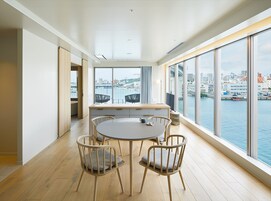 Suite-Estúdio Club | Sala de estar | TV de ecrã plano 