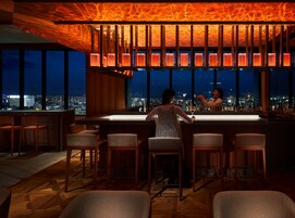 Este bar no terraço do hotel 