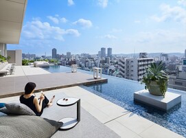 Este bar no terraço do hotel 