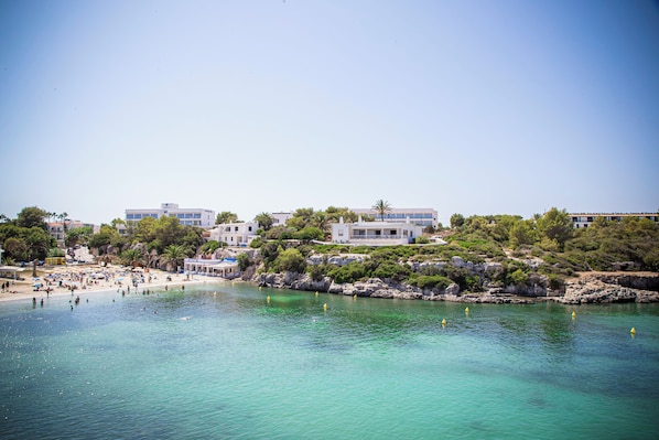 Perto da praia, areia branca, prática de mergulho autônomo