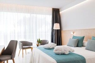 Cofres nos quartos, individualmente mobiliados, escrivaninha