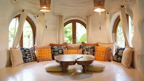 Villa Deluxe | Cofre com capacidade para portátil, com mobília individualizada 