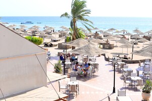 Uma praia privada, guarda-sóis de praia, toalhas de praia