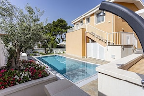 Vila superluxo, 4 quartos, piscina particular, vista parcial para o mar | Piscina particular