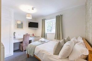 Quarto casal básico | Individualmente decorados, individualmente mobiliados