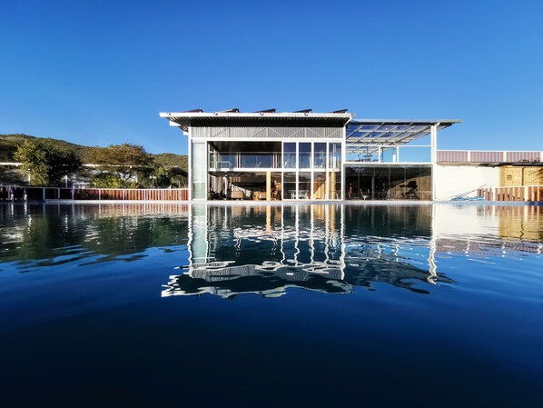 Piscina exterior, espreguiçadeiras