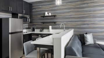 Um frigorífico, um micro-ondas, uma placa de cozinha