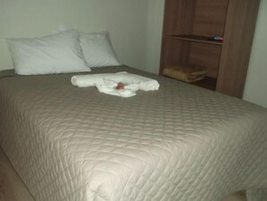 Frigobar, escrivaninha, Wi-Fi de cortesia, roupa de cama
