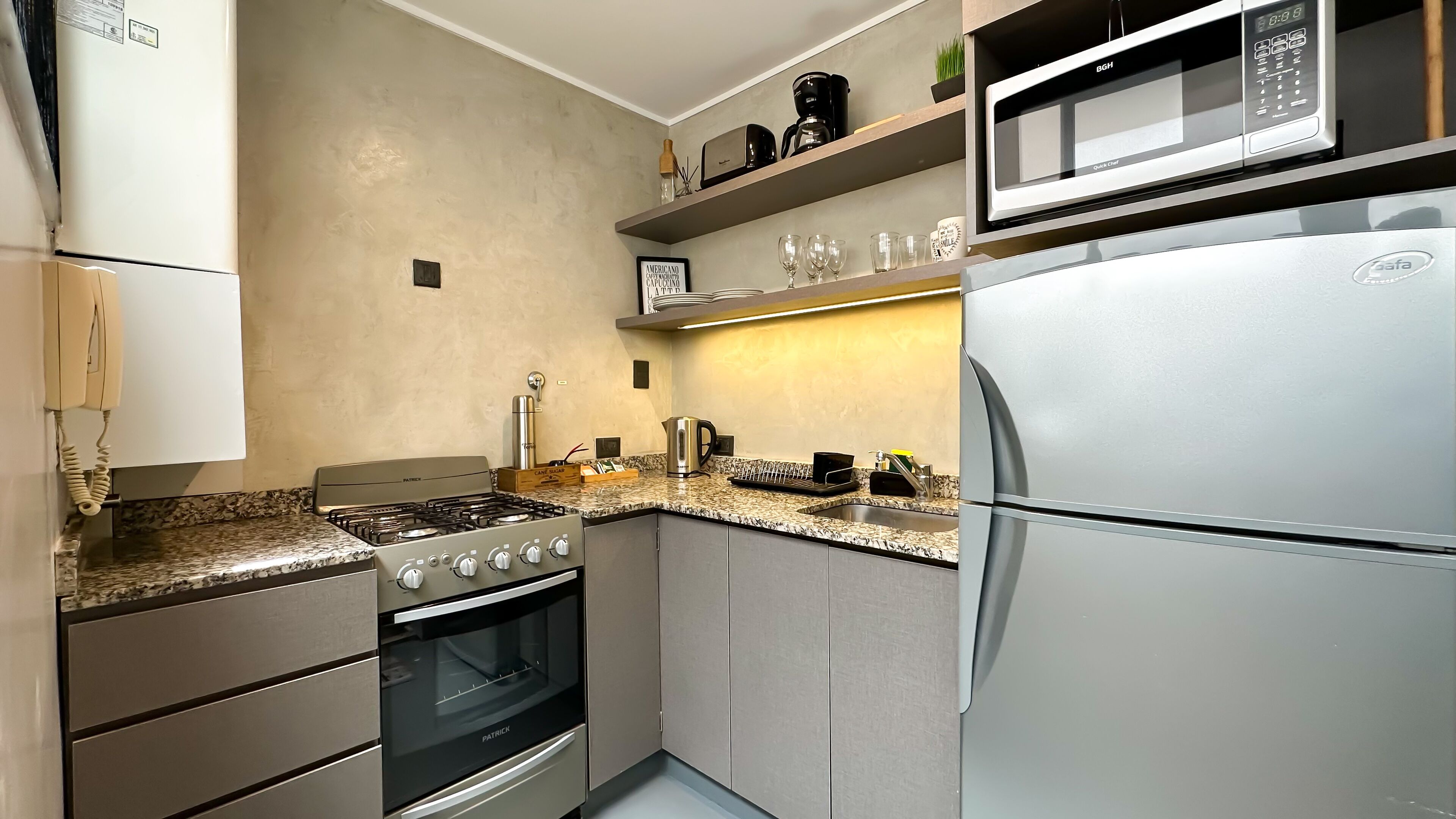 Apartamento Superior (The Scandinavian) | Cozinha privada | Um frigorífico/congelador grande, um micro-ondas, um forno 