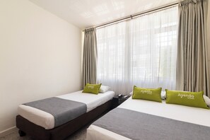 Roupas de cama antialérgicas, escrivaninha, Wi-Fi de cortesia