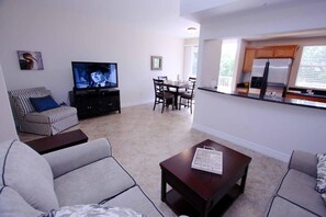 Apartamento, várias camas (456 Little Harbor) | Sala de estar | TV de tela plana, DVD player