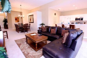 Apartamento, várias camas (7741 Windsor Hills) | Sala | TV de ecrã plano, leitor de DVD 