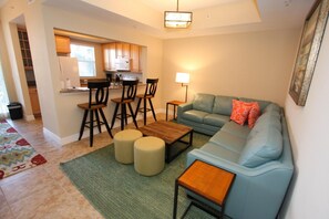 Apartamento, várias camas (615 Little Harbor) | Sala | TV de ecrã plano, leitor de DVD 