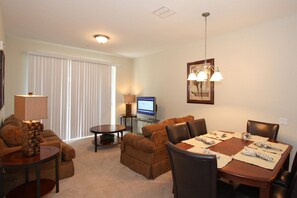 Apartamento, várias camas (4114 Vista Cay) | Sala | TV de ecrã plano, leitor de DVD 