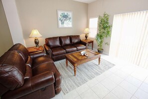 Casa, várias camas (3175 Encantada) | Sala | TV de ecrã plano, leitor de DVD 