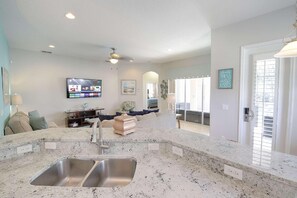 Casa, várias camas (7420 Reunion) | Sala de estar | TV de tela plana, DVD player