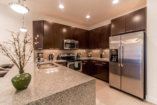 Apartamento, várias camas (17530 Dream) | Cozinha privada | Um frigorífico, um micro-ondas, uma placa de cozinha