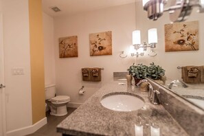 Apartamento, várias camas (17530 Dream) | Casa de banho | Um secador de cabelo 