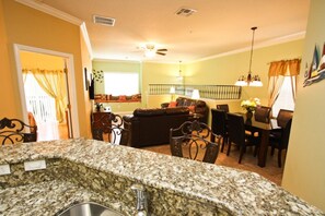 Apartamento, várias camas (2809 Oakwater) | Cozinha privada | Geladeira, micro-ondas, cooktop, lava-louças