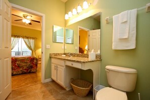 Apartamento, várias camas (2809 Oakwater) | Casa de banho | Artigos de higiene pessoal grátis, um secador de cabelo 