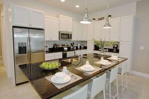 Casa, várias camas (240 Festival) | Cozinha privada | Um frigorífico, um micro-ondas, uma placa de cozinha 