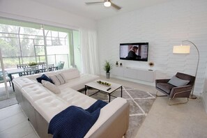 Casa, várias camas (240 Festival) | Sala | TV de ecrã plano, leitor de DVD 